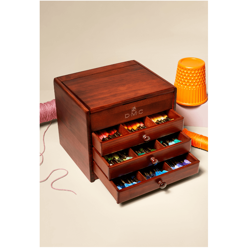 Baúl de madera con surtido de 120 madejas de hilo DMC